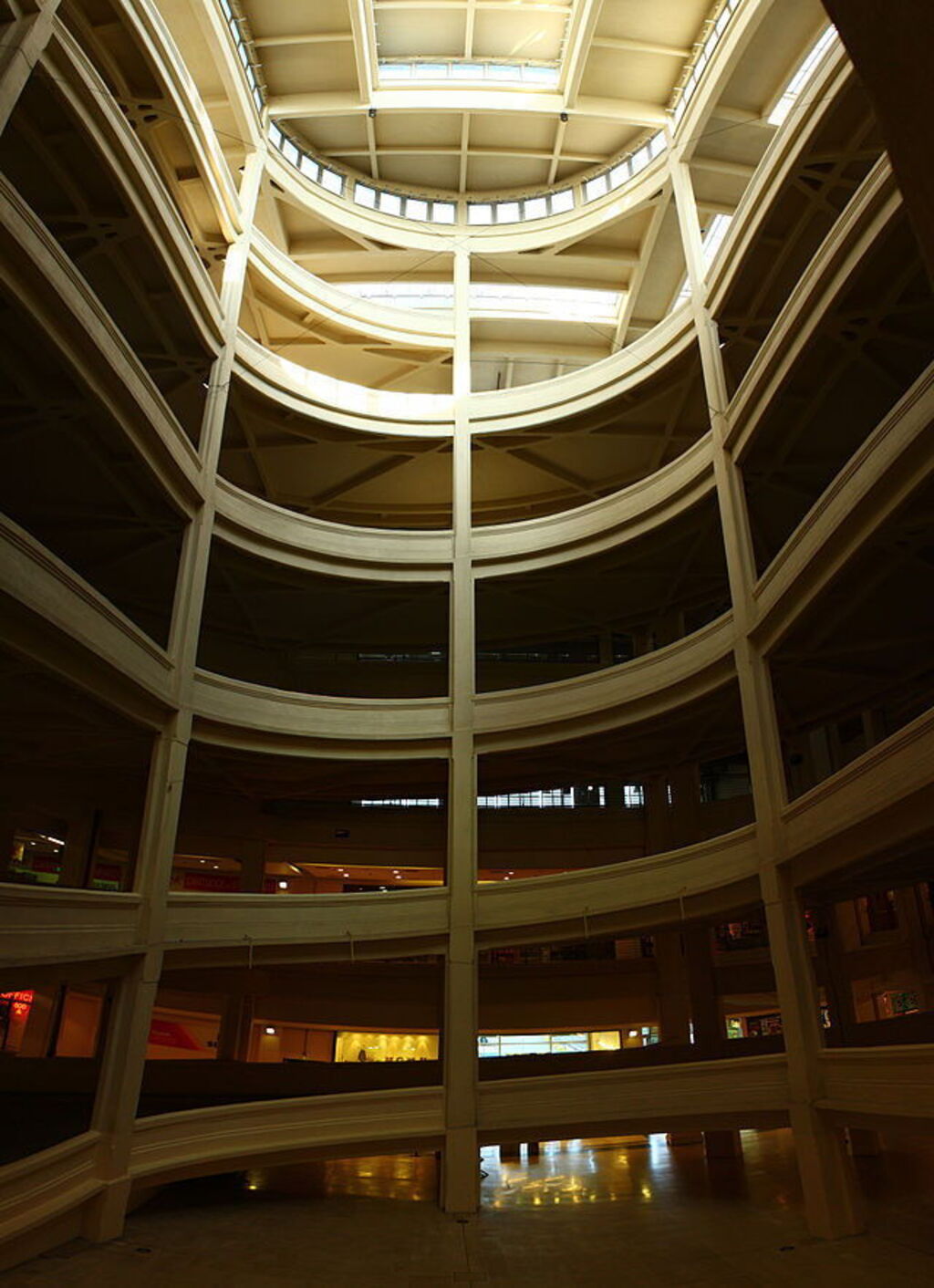 Paseo por el magnífico edificio Lingotto en Turín